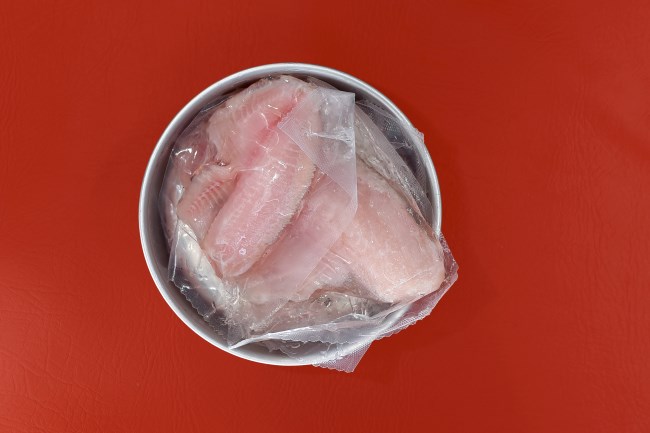 3 Cara Mencairkan Ikan Beku yang Benar dan Mudah Dilakukan - Alodokter