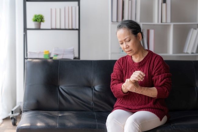 9 Cara Mengatasi Tangan Pegal Sebelah Kanan yang Mujarab - Alodokter