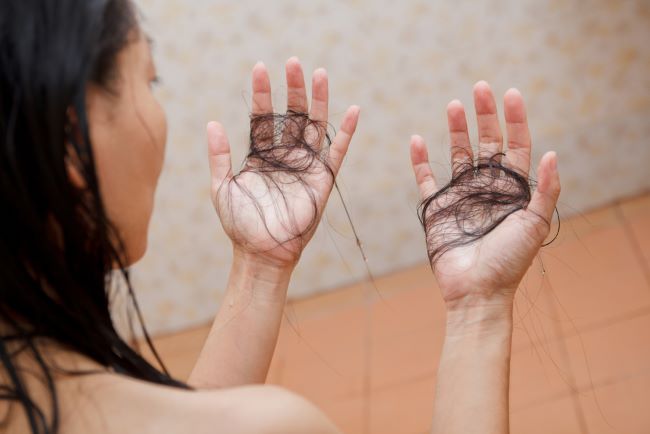 Rambut Rontok Saat Keramas Apakah Normal? Cek Jawabannya di Sini ...