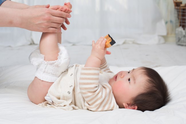 5 Ciri-Ciri BAB Normal pada Bayi yang Penting untuk Diperhatikan ...