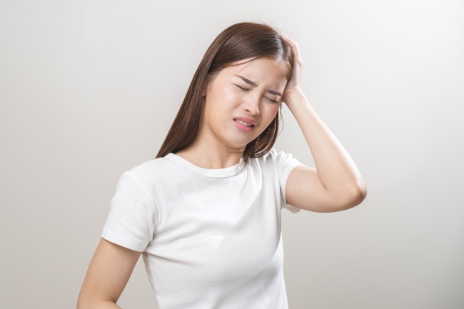Sakit Kepala Sebelah Kiri Belakang Berdenyut, Inilah Penyebab dan Penanganannya - Alodokter