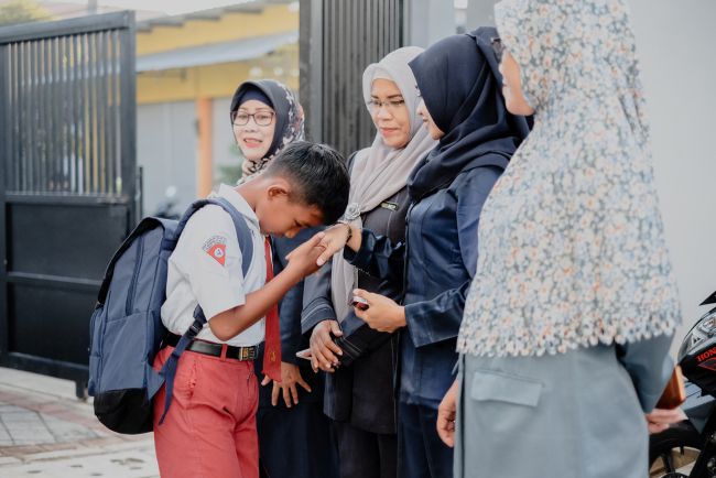Ketika Guru Harus Berperan sebagai Orang Tua Kedua di Sekolah