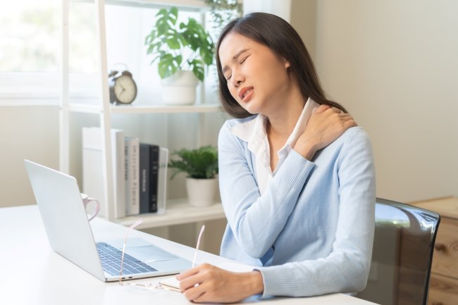 Nyeri Berulang pada Bagian Tubuh Tertentu, Kenali Penyebab dan Penanganannya - Alodokter