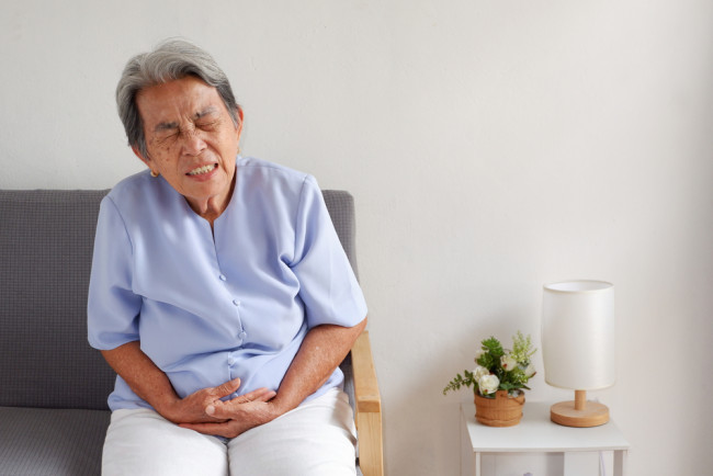 Sakit Perut pada Lansia, Ketahui Penyebab dan Cara Mencegahnya - Alodokter