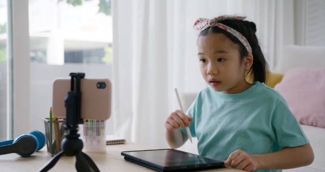 Generasi Alpha, Anak yang Tumbuh di Balik Layar Gadget - Alodokter