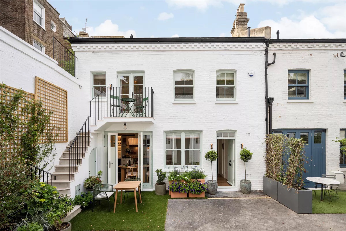 Historic London Lives On in This Codrington Mews Home