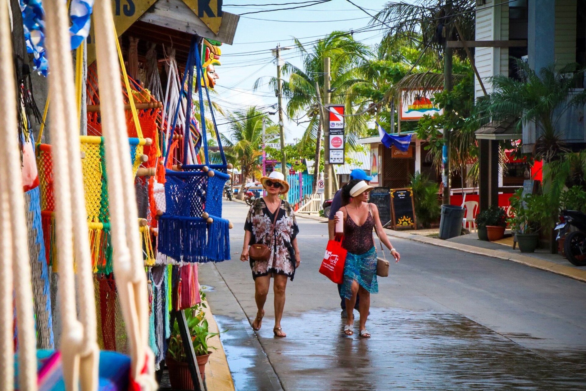 Roatan Excursions | Wildlife Wonders, Chocolate Delights & West End Fun