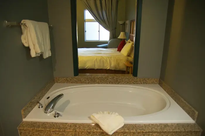 Dimond Center Hotel - Private Jacuzzi Suite in Anchorage, Alaska