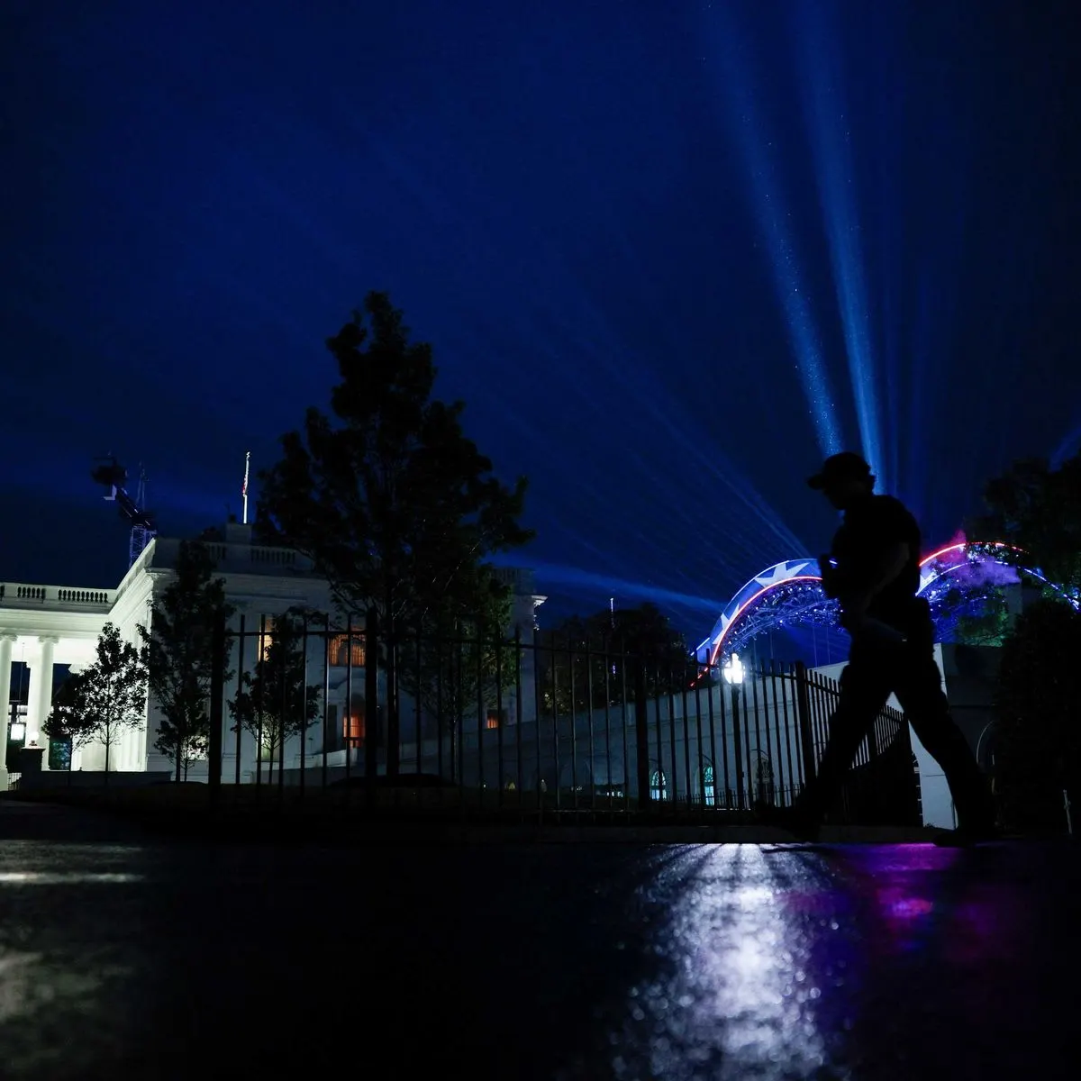 Pilot Reports Blinding White House UFC Lights at DCA