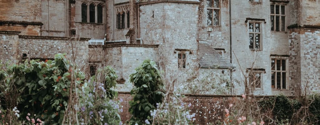 look the other way: Idiom Meaning and Origin - The Village Idiom