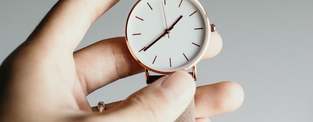 keep tabs on: Idiom Meaning and Origin - The Village Idiom