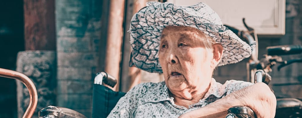 keep one's eyes peeled: Idiom Meaning and Origin - The Village Idiom