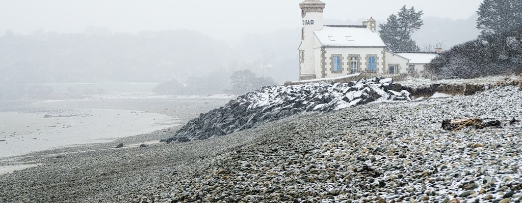 throw stones in a glass house: Idiom Meaning and Origin - The Village Idiom