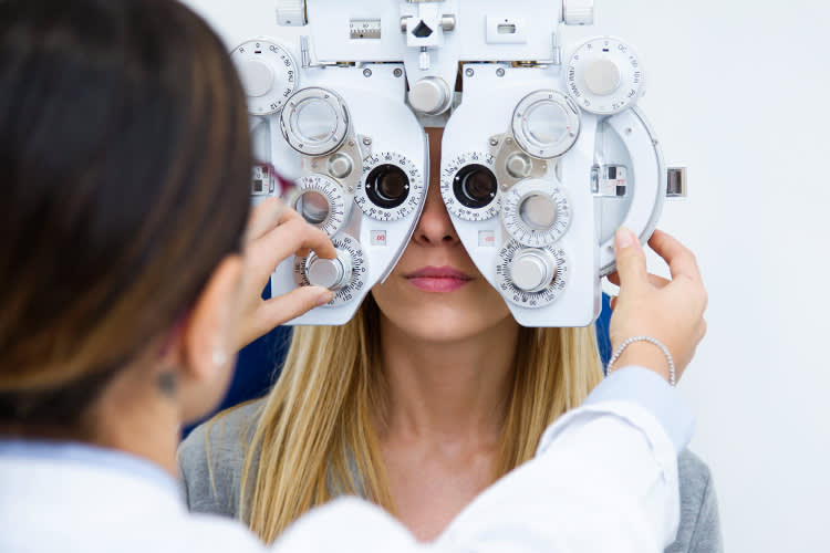 Sehstärke messen: So läuft der Sehtest beim Optiker ab - Apollo