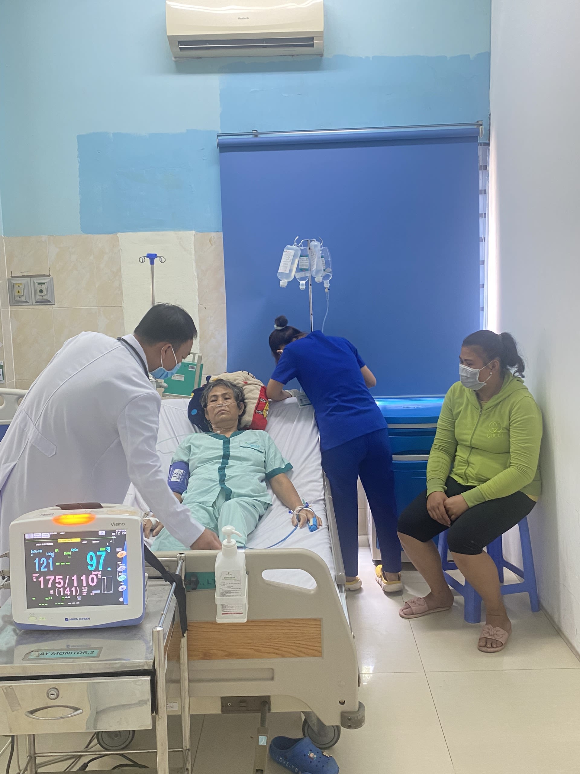 Help Mrs. Hong Thi Duong: Providing Medical Care and Support to a ...