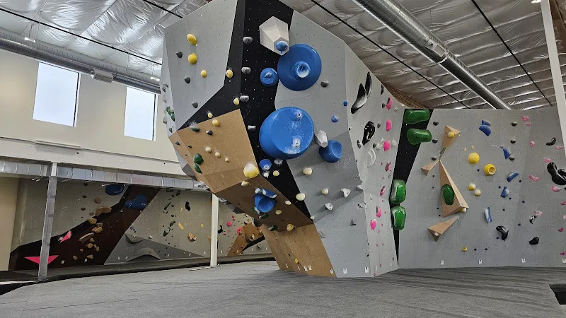 4.6★ Edgeworks Climbing Bel-Red | Bellevue Climbing Gym