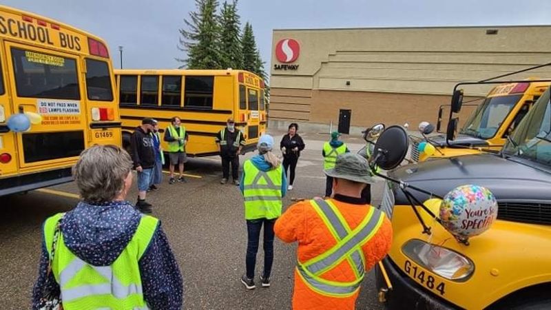 Bus parade shows appreciation for staff | paNOW