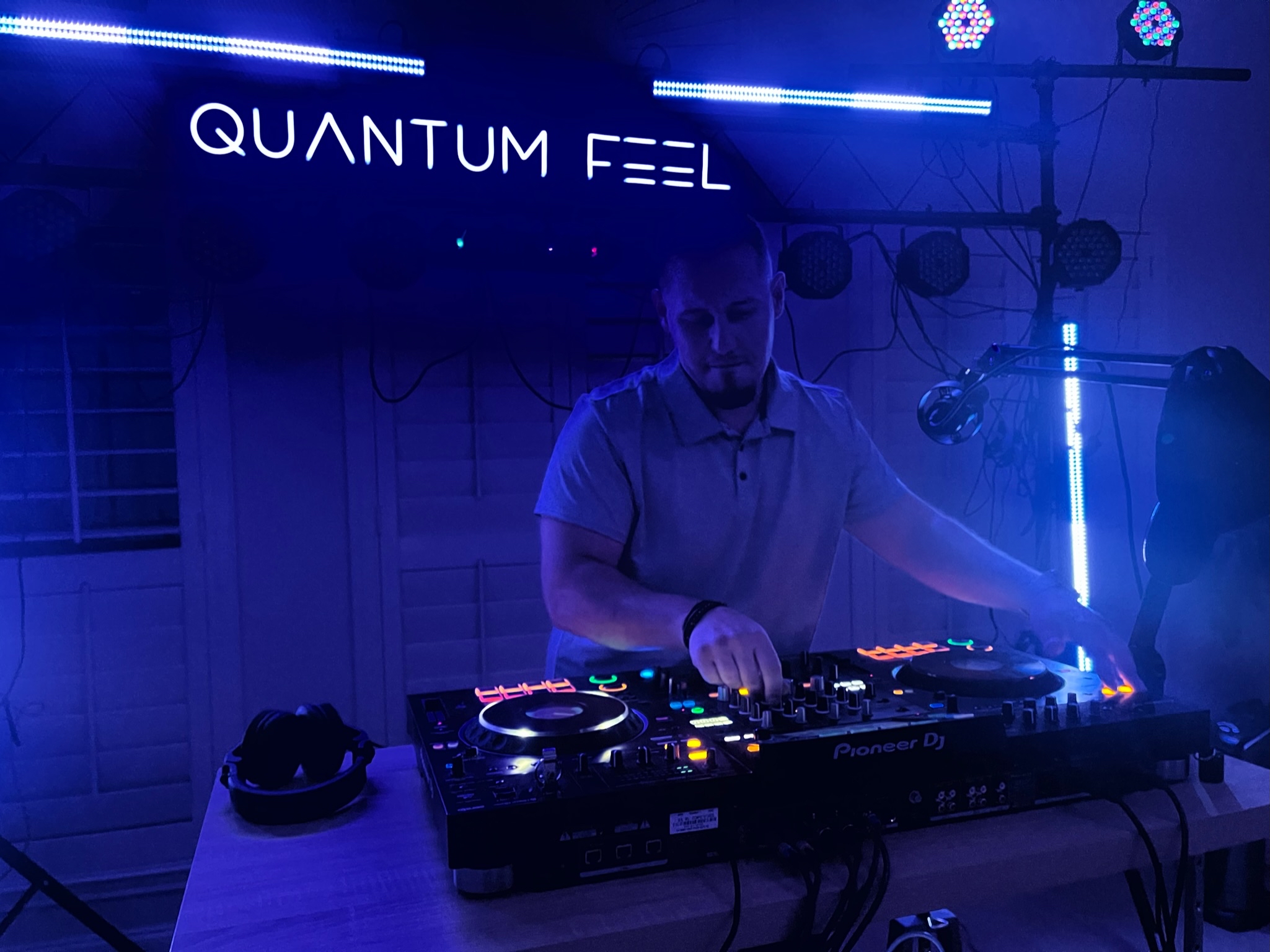 Book Quantum Feel - DJ on Dusk · Thousands of Artists at Your Fingertips