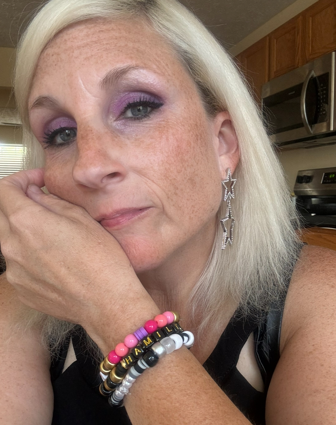 Book Mandy B on Dusk · Thousands of Artists at Your Fingertips