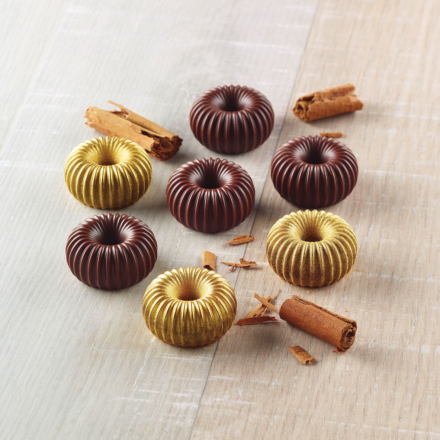 Scg49 Choco Crown - The 3D chocolate silicone mould | Silikomart