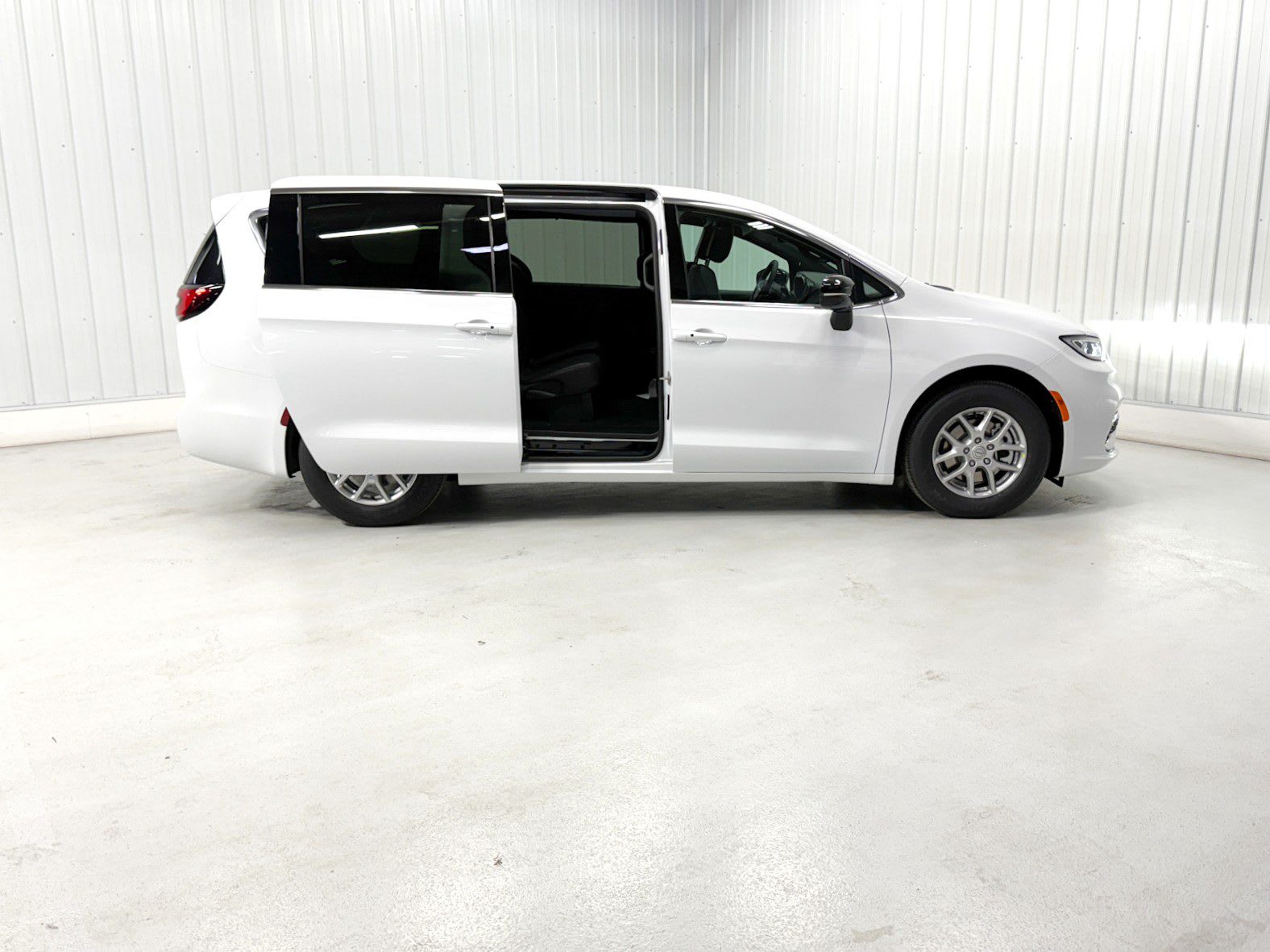 New 2025 Chrysler Pacifica Wheelchair Van For Sale | #401622 | Rollx Vans