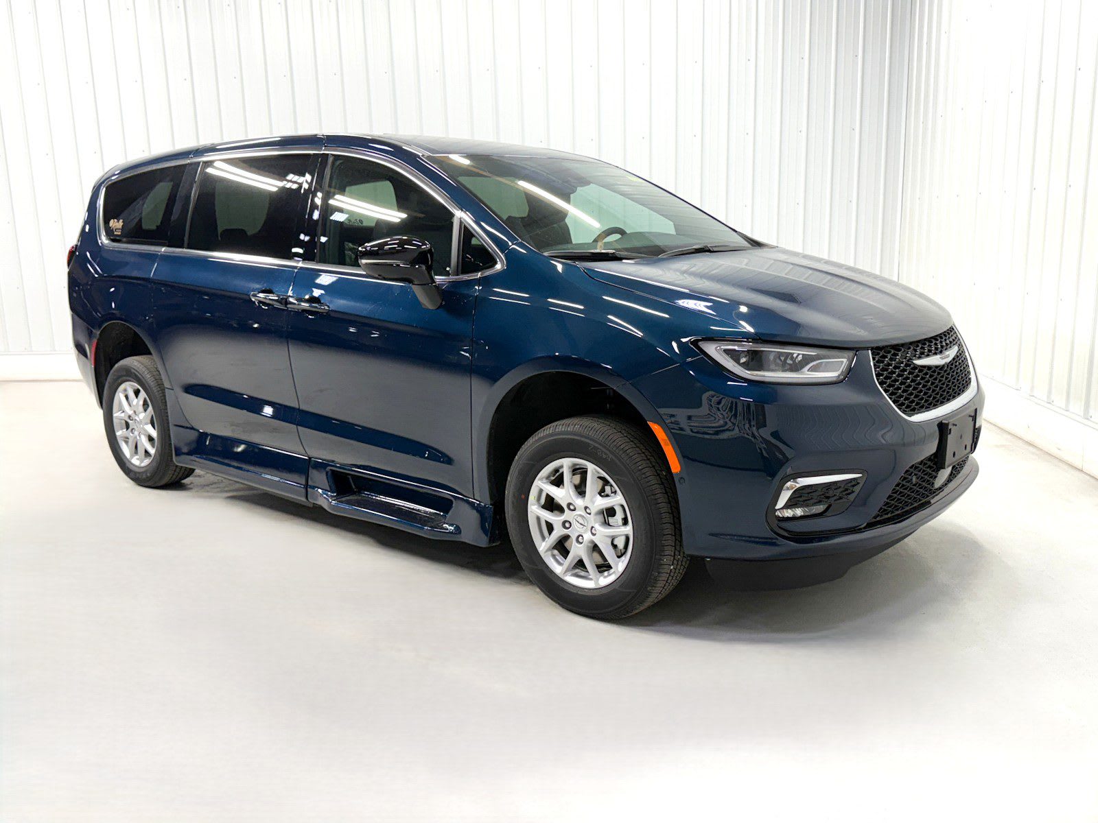 New 2025 Chrysler Pacifica Wheelchair Van For Sale | #401702 | Rollx Vans