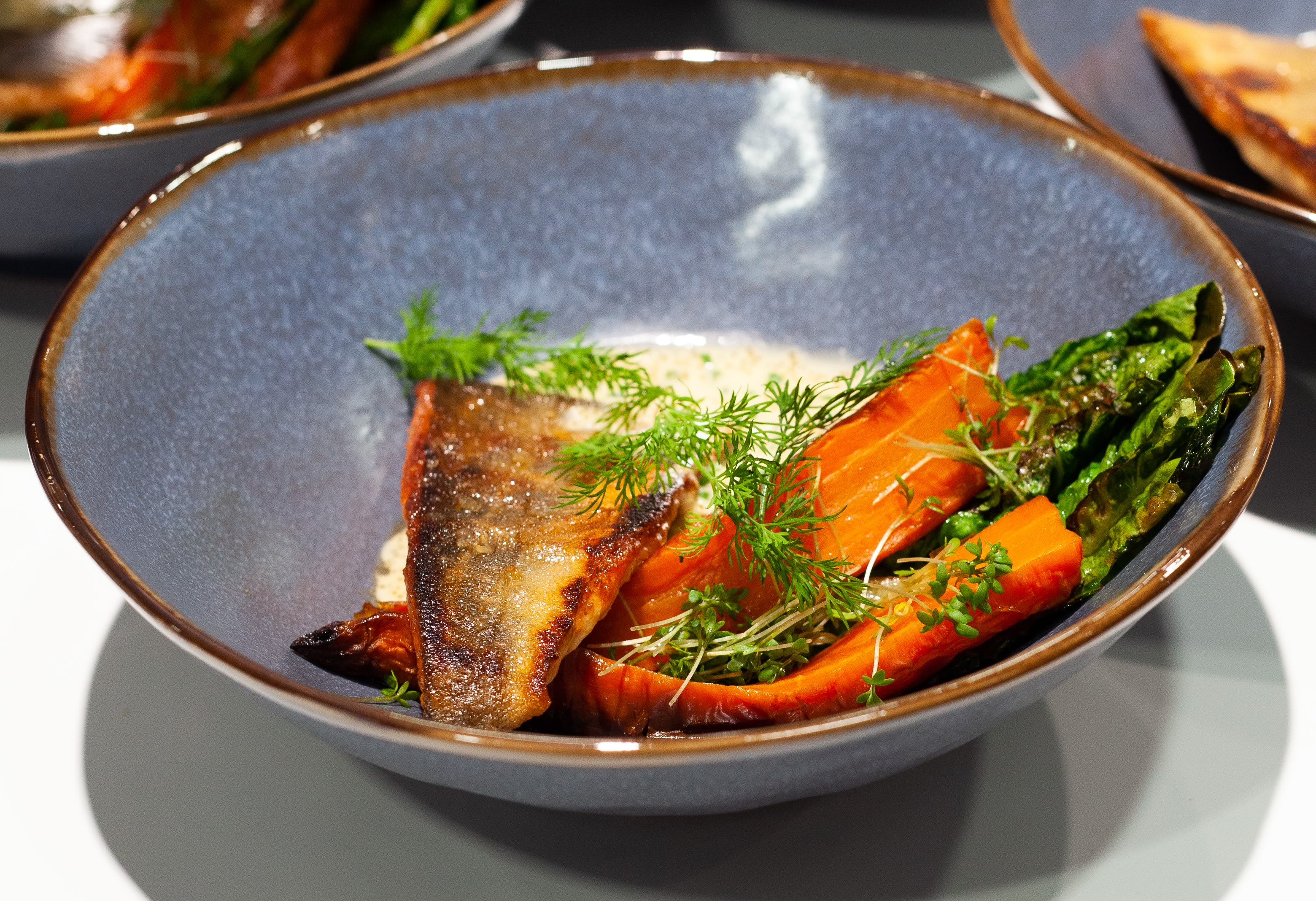 Sprøstekt røye fra Blåfjell med gulrot og kaviarsaus - Fersk fisk hver dag