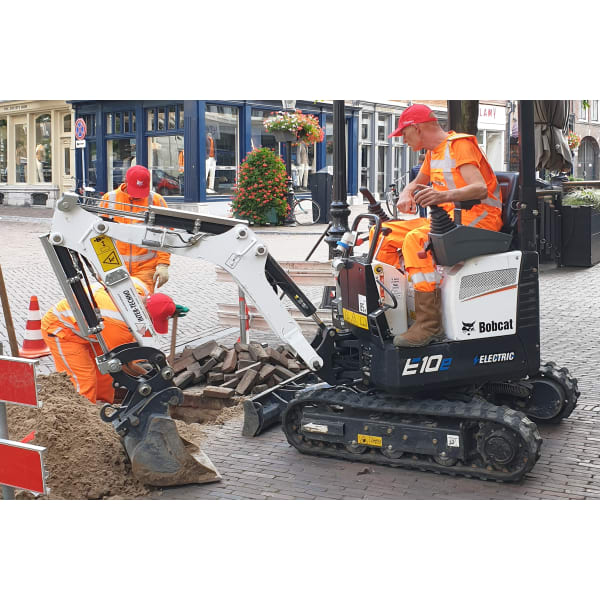 Bobcat Electric E10e Excavator Excels in Inner City Work – Bobcat ...
