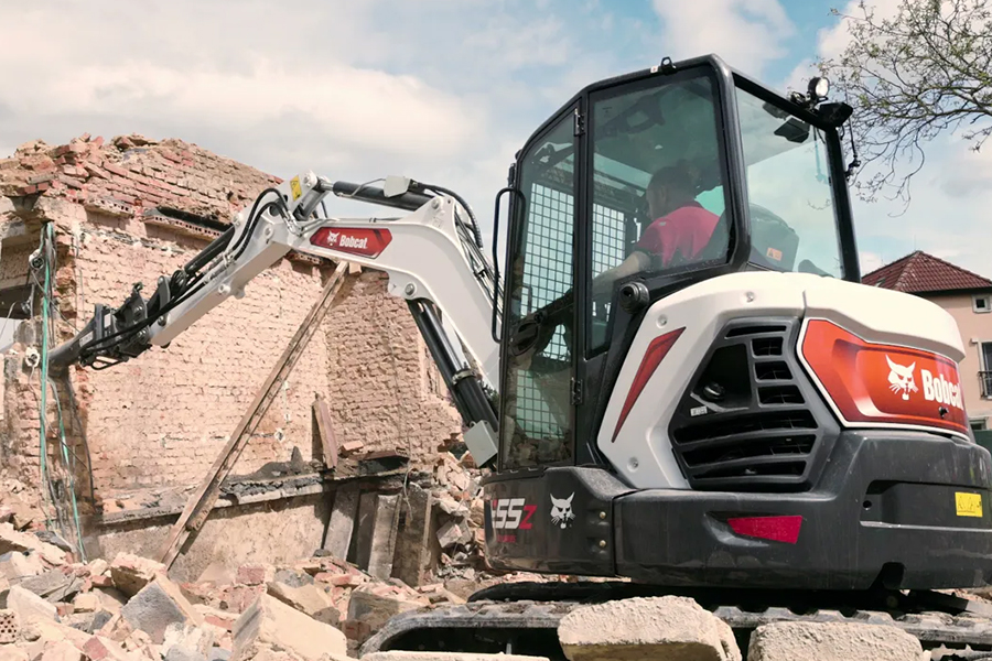 L'E55z Bobcat e la T76 Bobcat demoliscono un edificio in poche ore