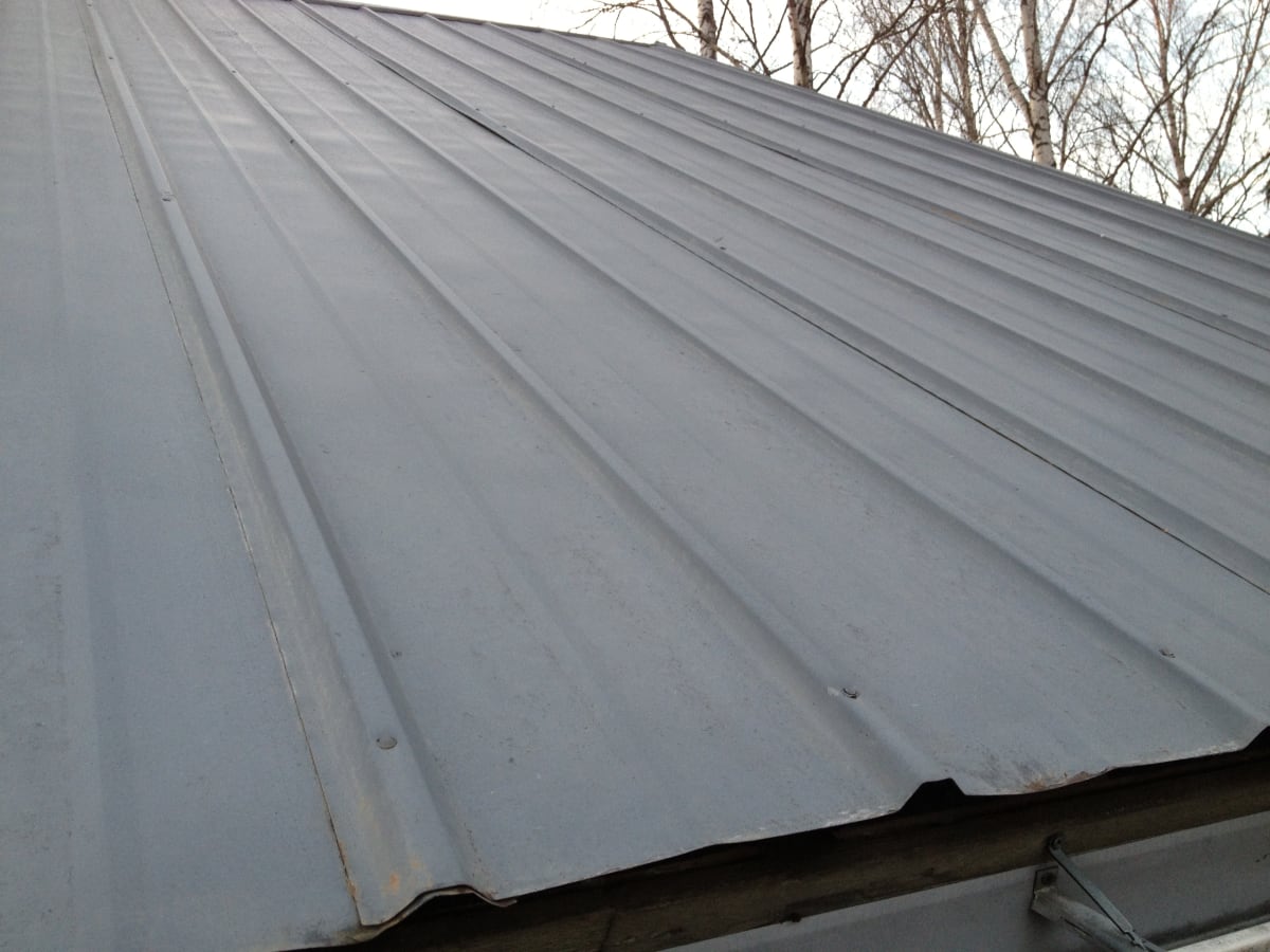 Omakotitaloon konesaumattu peltikatto