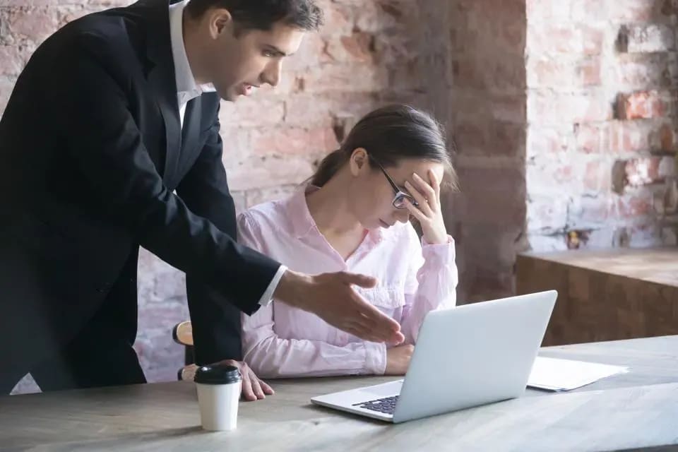 10 Clear Signs of a Bad Manager