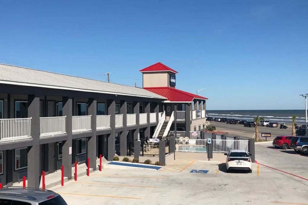 Mariner Inn - Great Location Across from the Beach