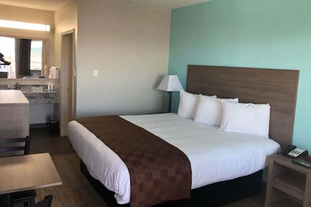 Mariner Inn - Great Location Across from the Beach