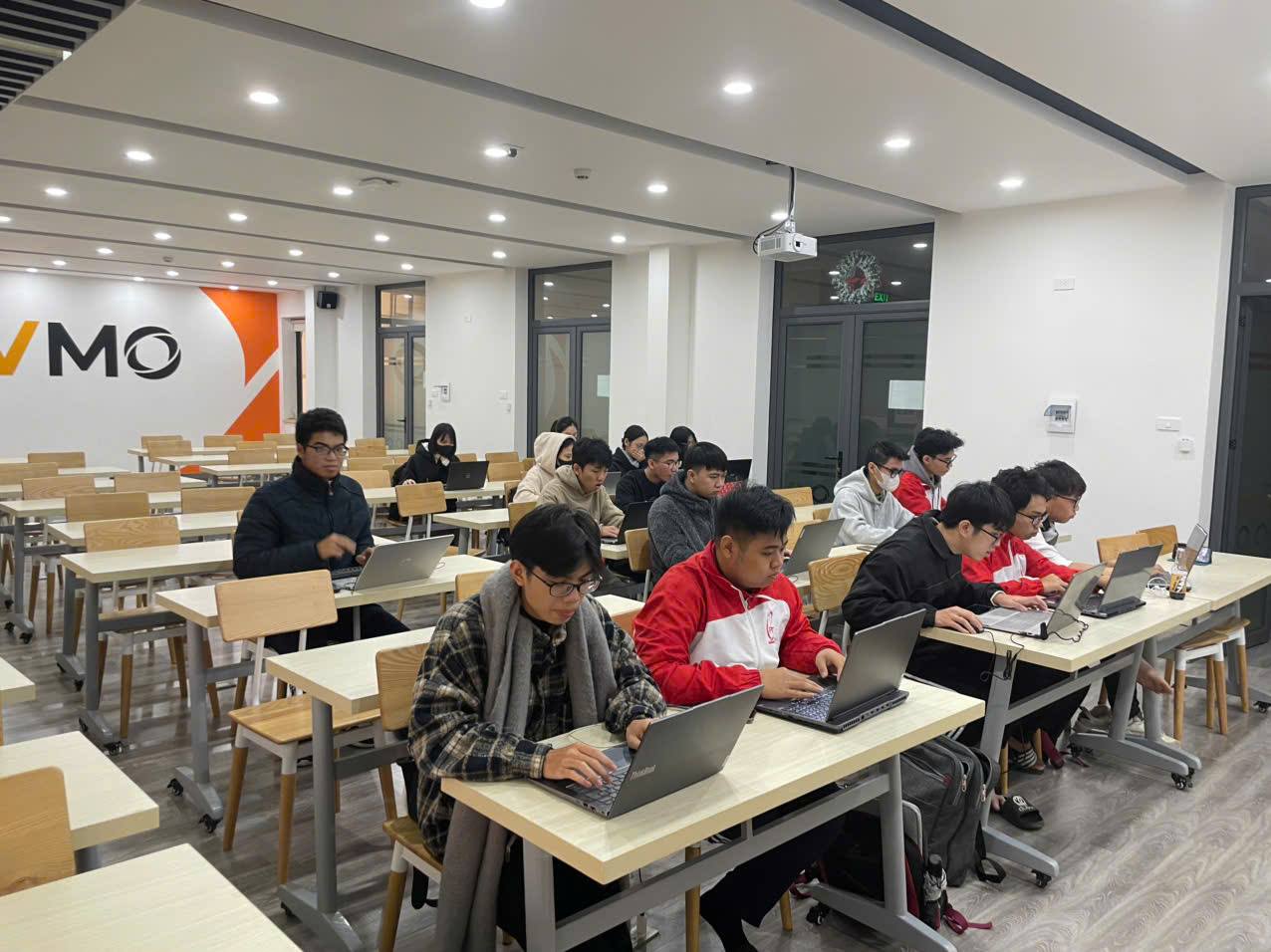 IU CLUB - Shine And Thrive