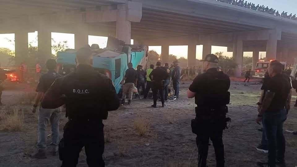Camión ejidal vuelca debajo del puente de El Cuije; dos personas ...