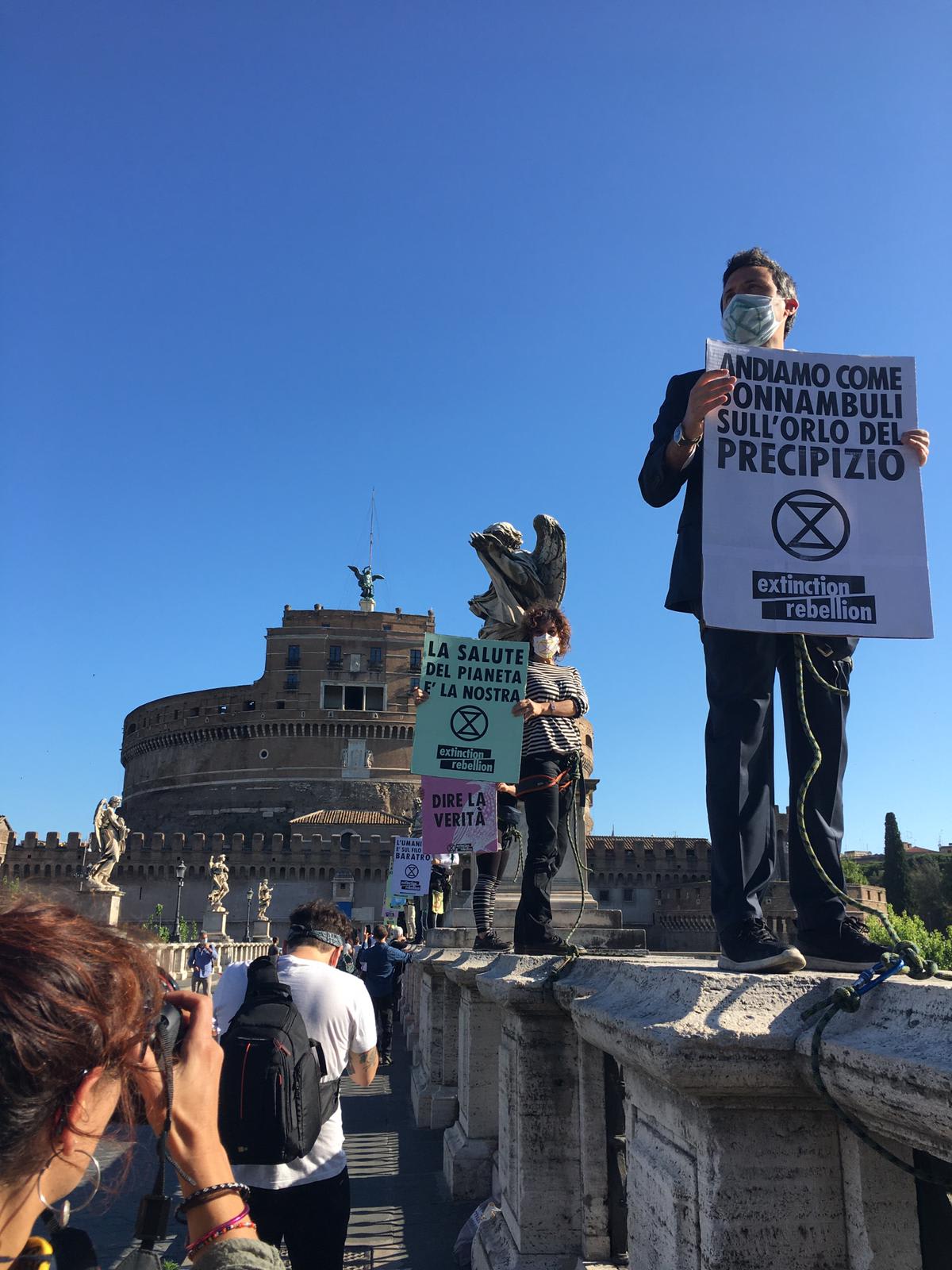 Attivisti di Extinction Rebellion sul parapetto di Ponte Sant’Angelo a Roma Attivisti di Extinction Rebellion sul parapetto di Ponte Sant’Angelo a Roma
