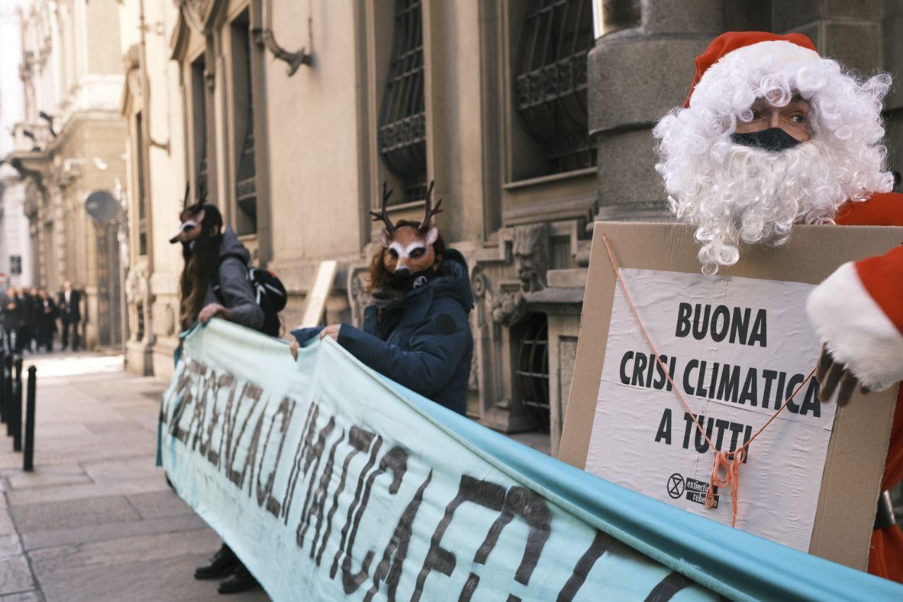 BABBO NATALE BLOCCA L'INGRESSO DEL CONSIGLIO REGIONALE: NUOVA AZIONE DI ... BABBO NATALE BLOCCA L'INGRESSO DEL CONSIGLIO REGIONALE: NUOVA AZIONE DI ...