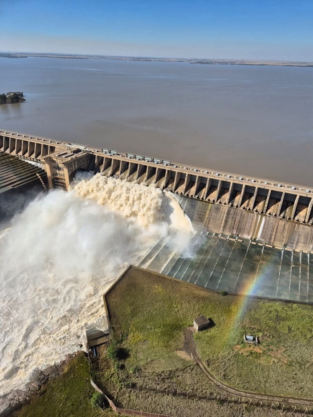 Five Vaal Dam sluice gates opened as water levels surge; Bloemhof ...