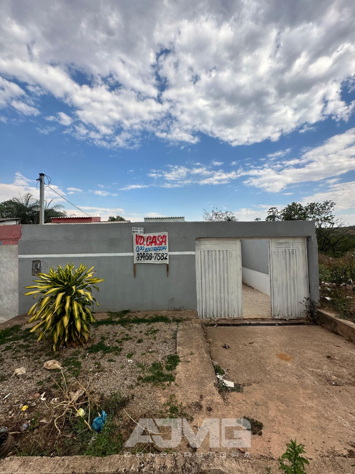 Casa com garagem para 3 carros e 2 quartos | AJMG Construtora