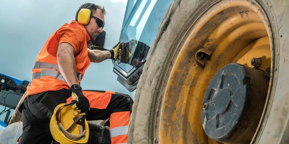 The Best Hand Signals for Spotters and Heavy Equipment Operators