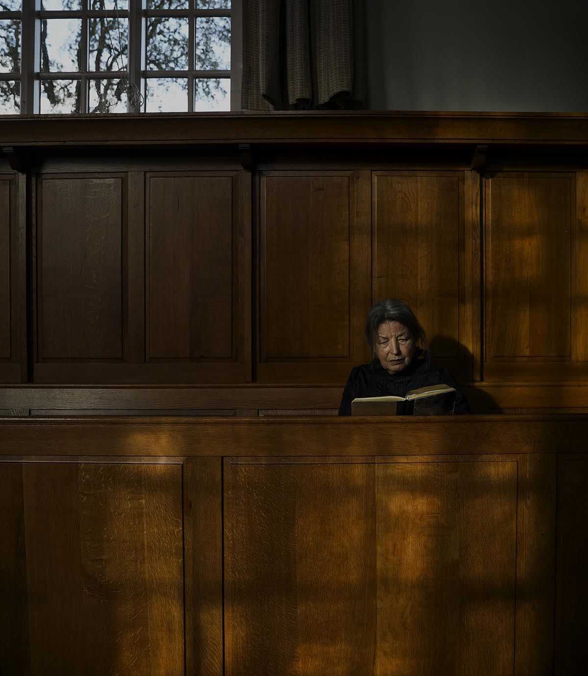 Anna van Gogh in kerkbank | Tahné Kleijn | Gallery Viewer