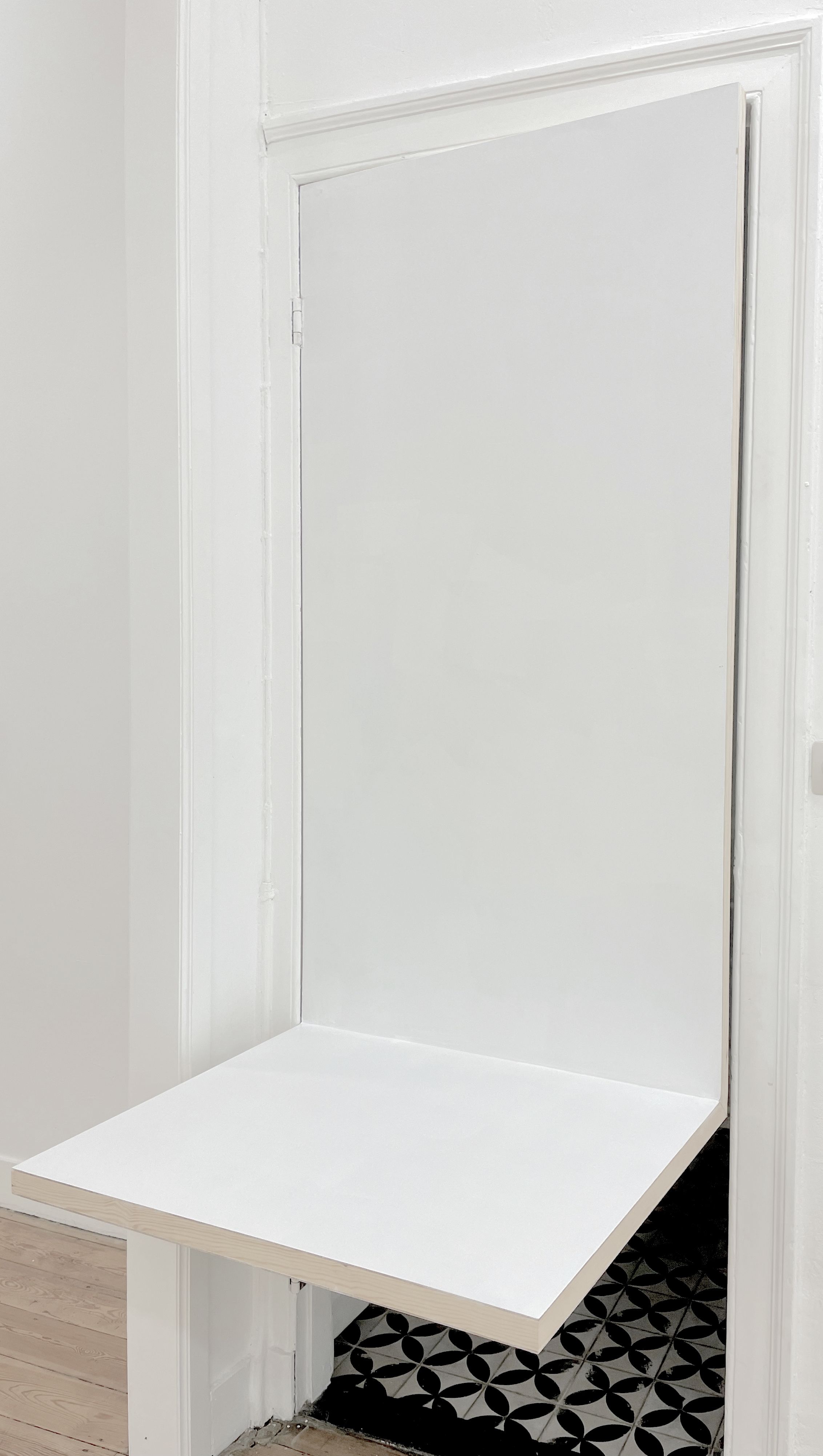 L-shaped door | Roeland Tweelinckx | Gallery Viewer