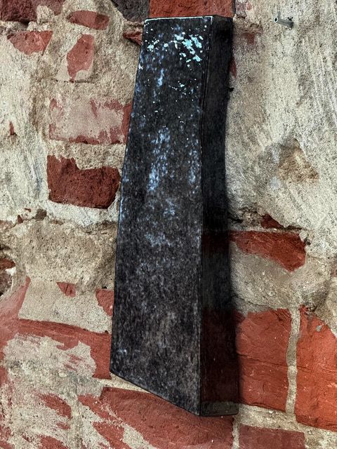 Dark blue long object | Isabelle Borges | Gallery Viewer