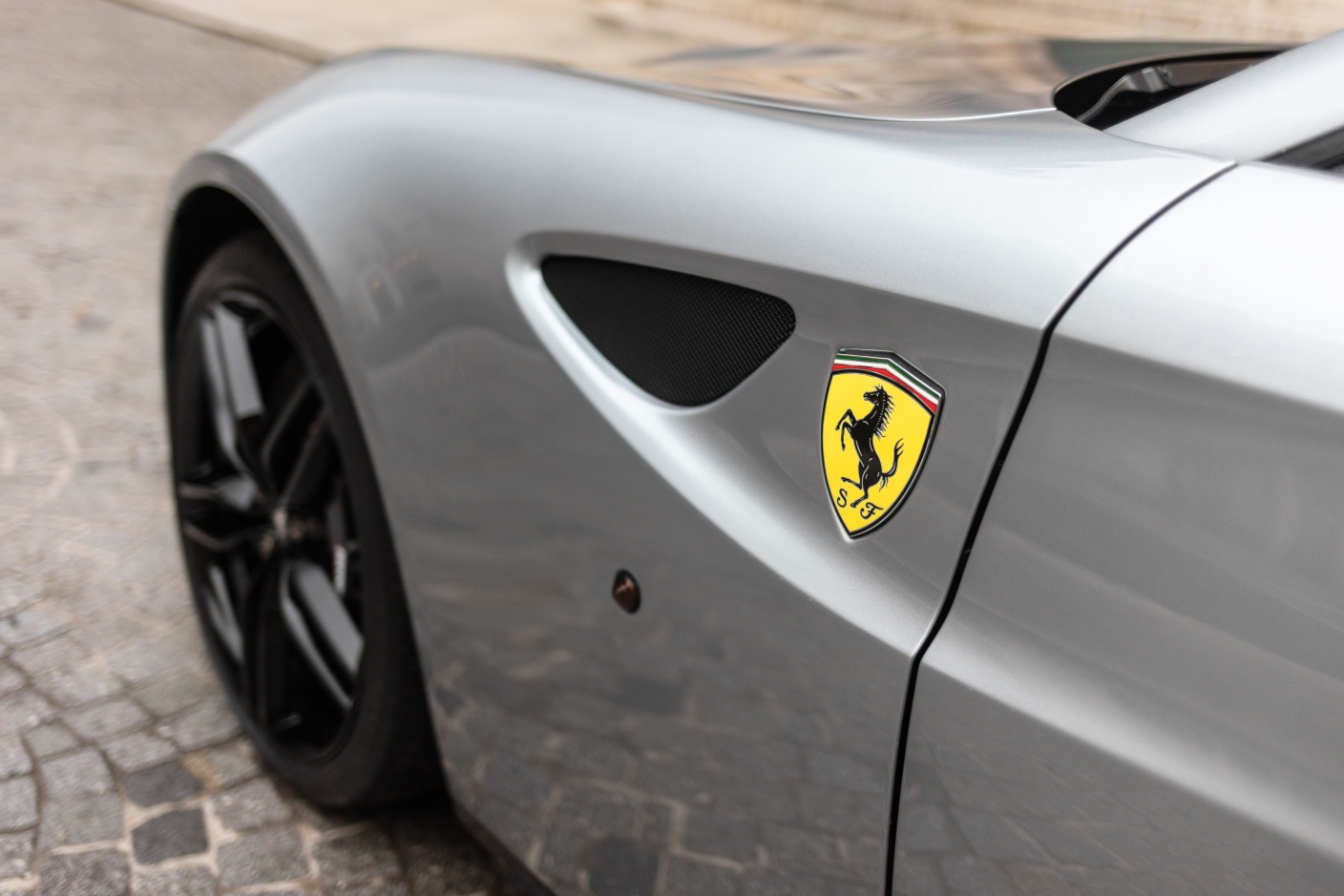 L'art de l'automobile | Ferrari FF V12 4RM