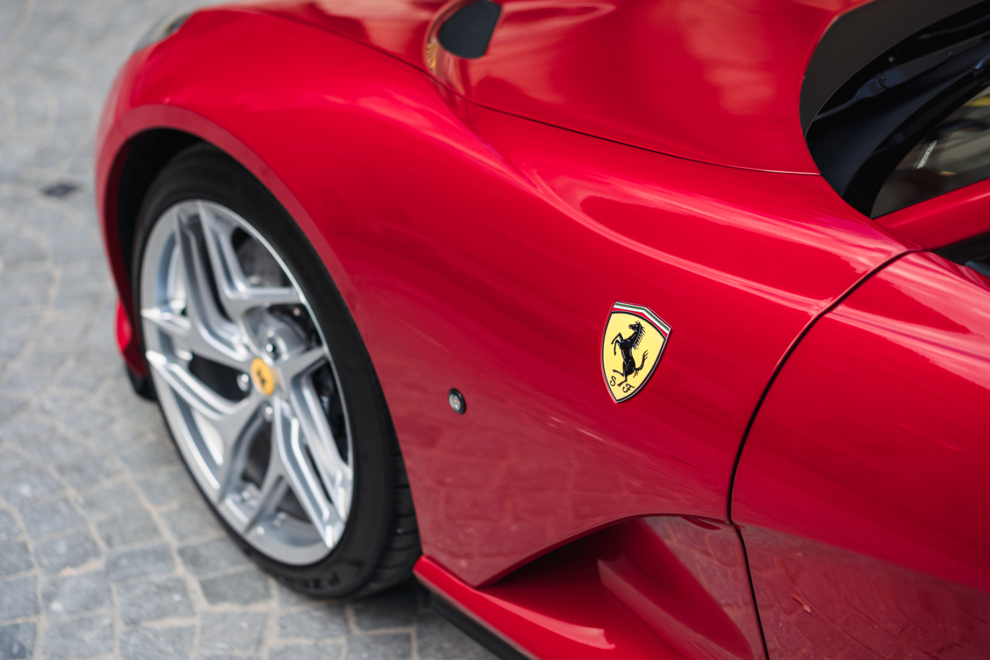 L'art de l'automobile | Ferrari 812 Superfast *Rosso Berlinetta*