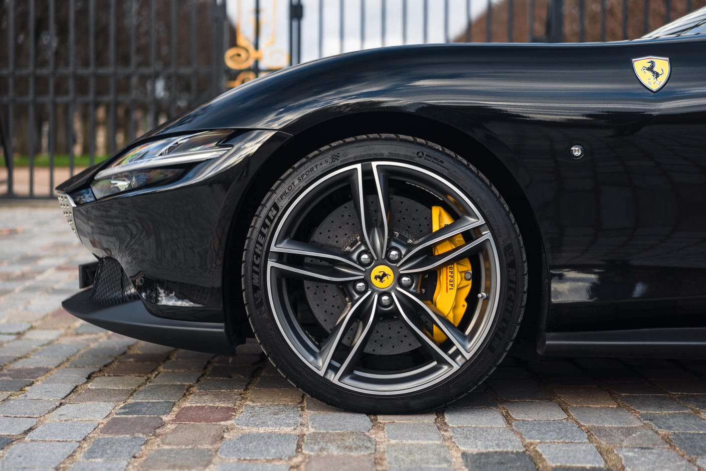 L'art de l'automobile | Ferrari Roma *Black on Black*