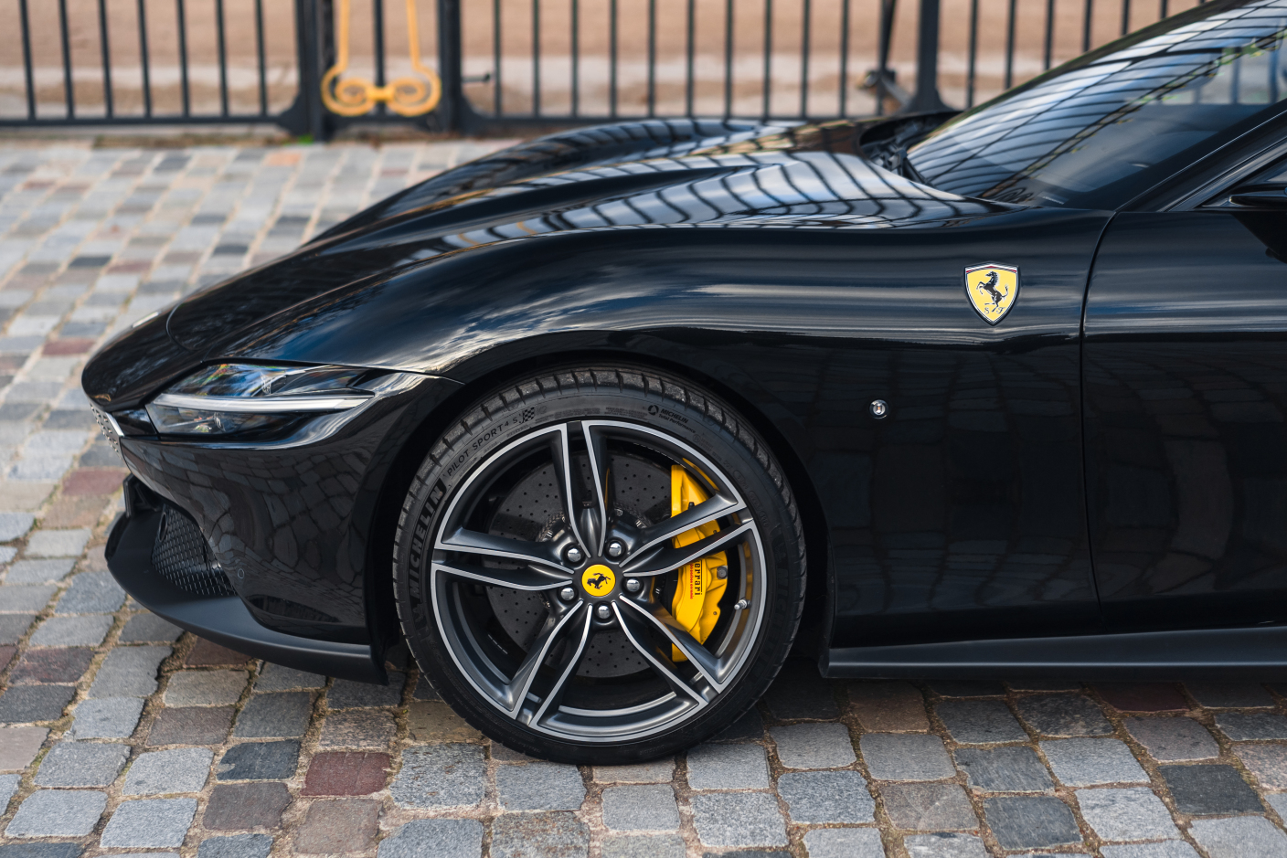 L'art de l'automobile | Ferrari Roma *Black on Black*