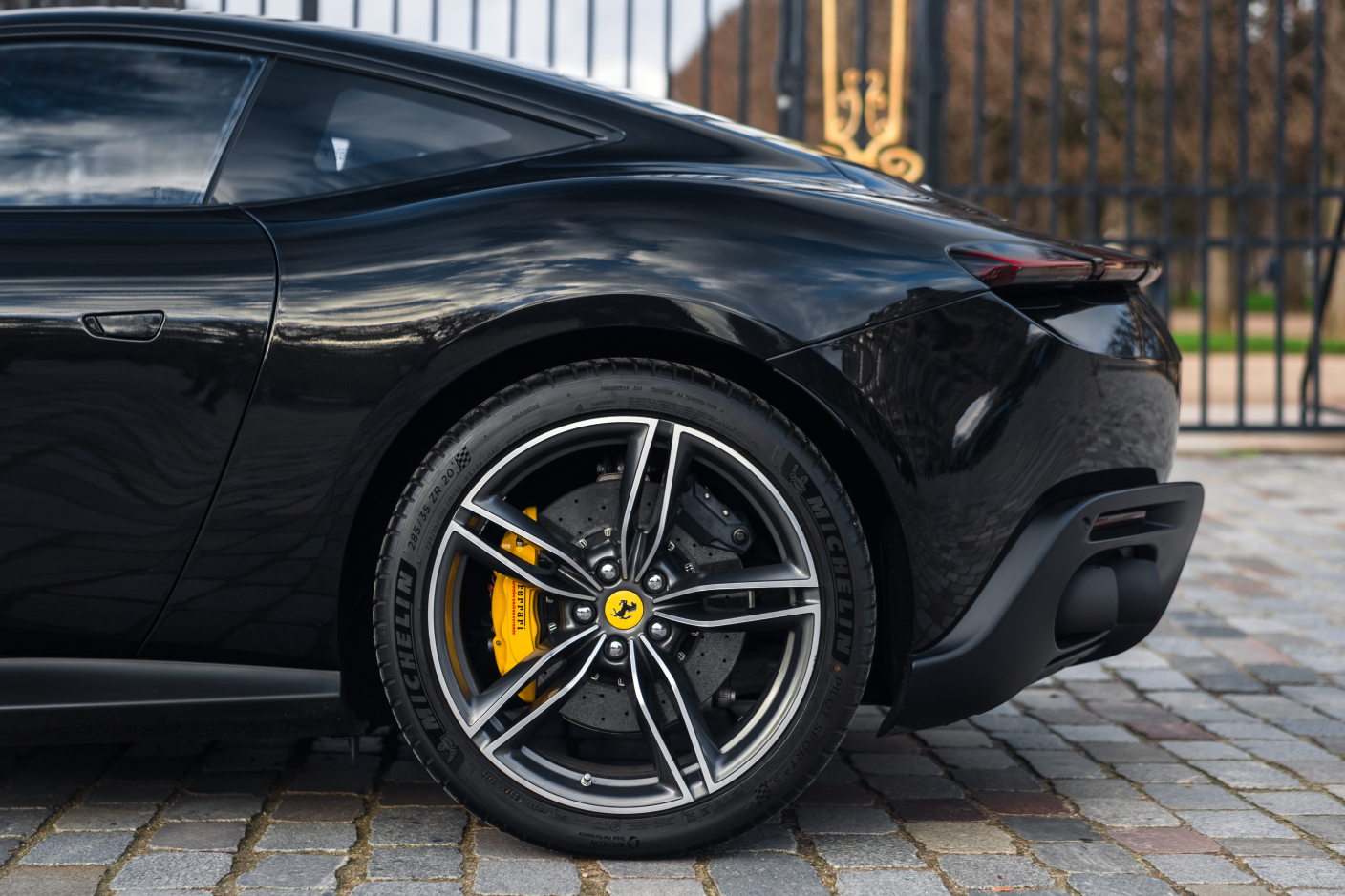 L'art de l'automobile | Ferrari Roma *Black on Black*