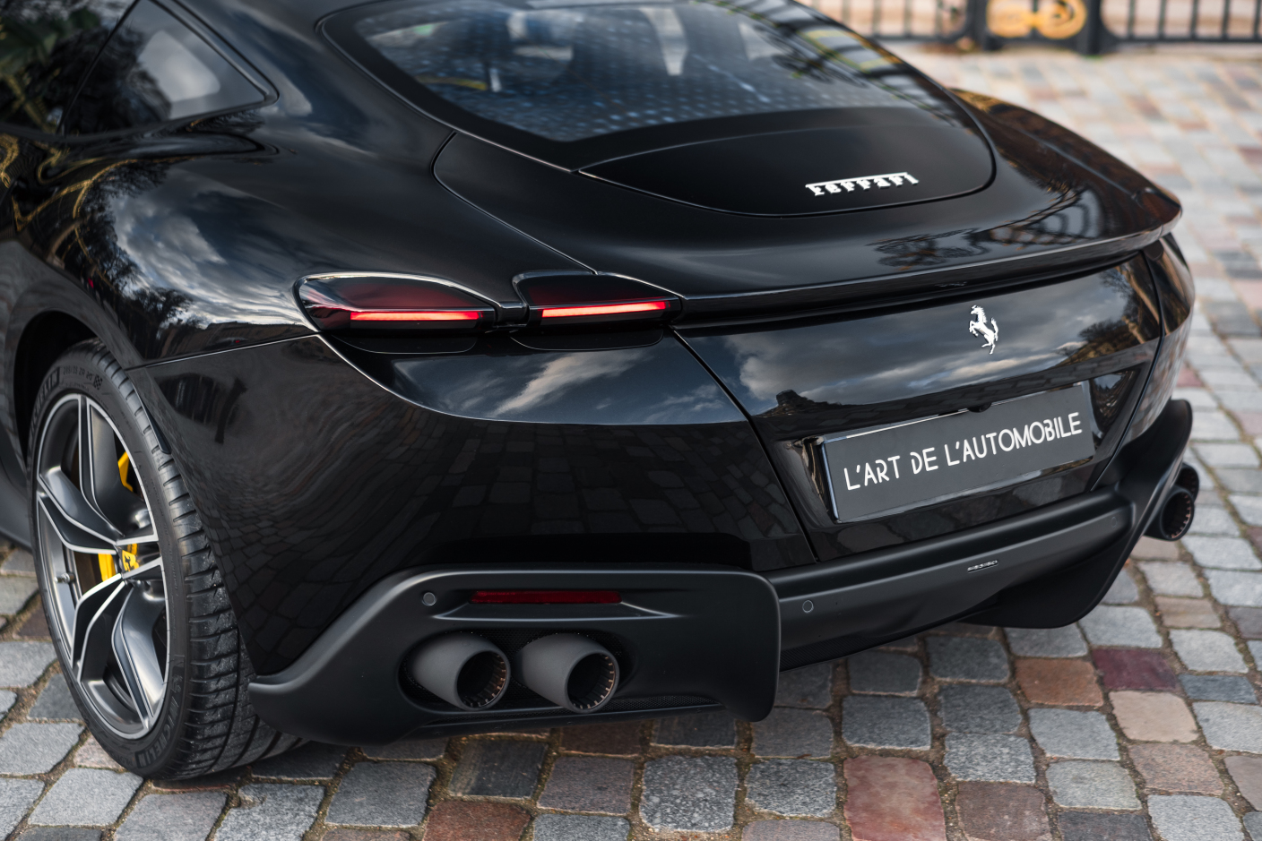 L'art de l'automobile | Ferrari Roma *Black on Black*