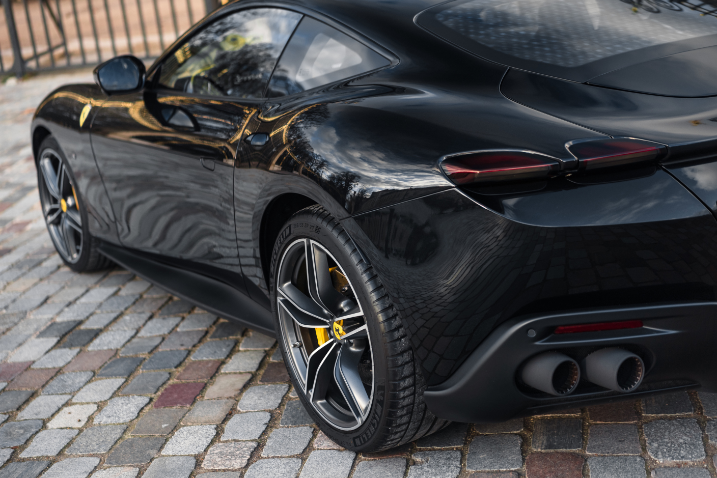 L'art de l'automobile | Ferrari Roma *Black on Black*